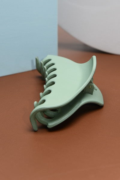 MATTE OVERSIZED CURVED HAIR CLAW CLIPS | 40H435 – JOSSLYN by Wall to Wall